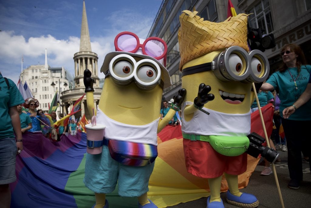Minions wave to the crowds during London Pride - First News Live!